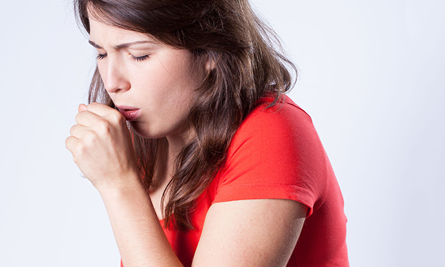 Deve bater-se nas costas quando alguém se engasga?